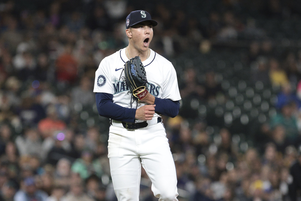 Bryan Woo carries a perfect game into the 7th inning as the Mariners ...